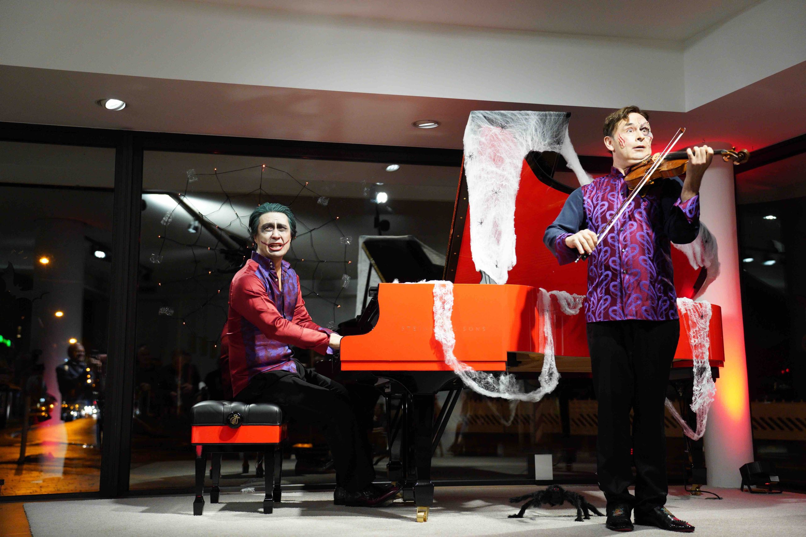 Pre-Halloween Showcase mit Igudesman & Joo bei Steinway and Sons München
