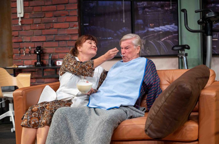 Komödie im Bayerischen Hof: Jochen Busse in WEISSE TURNSCHUHE